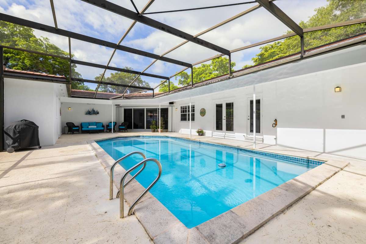 Balancing Growth and Quality in Pool Maintenance - Superior Pool Routes